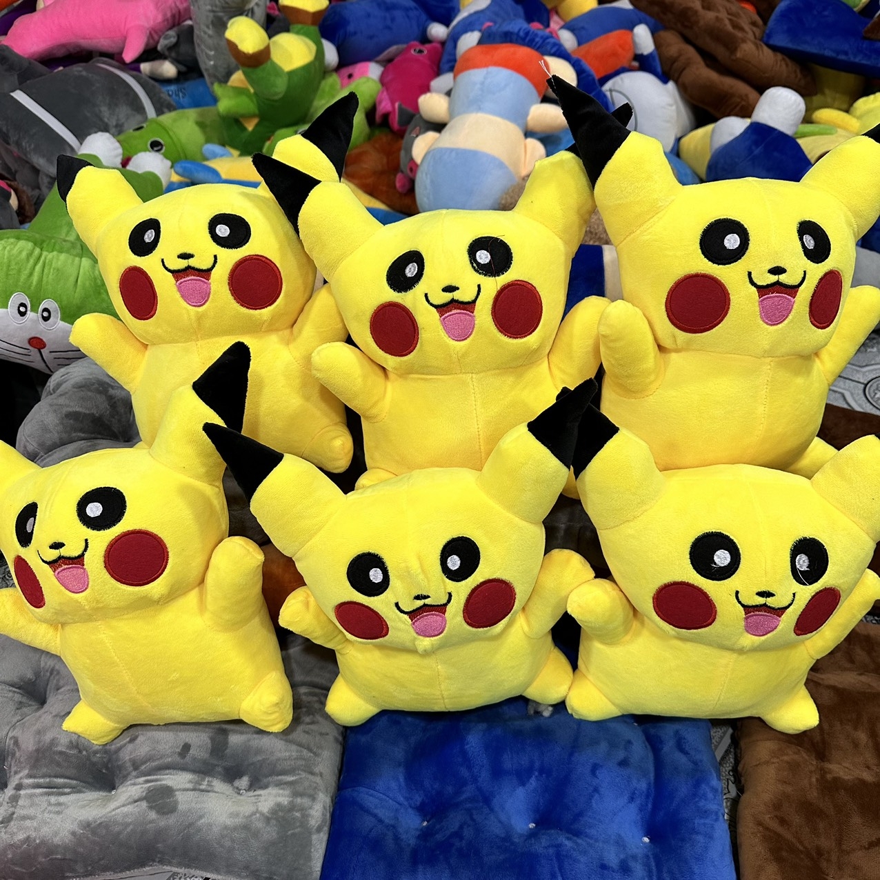 Gấu bông Pikachu vàng